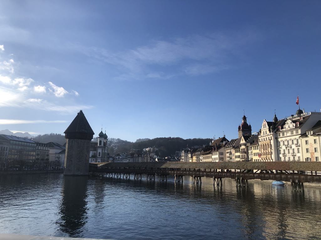 Conheça o Grand Hotel National, um majestoso hotel rodeado pelos Alpes ...